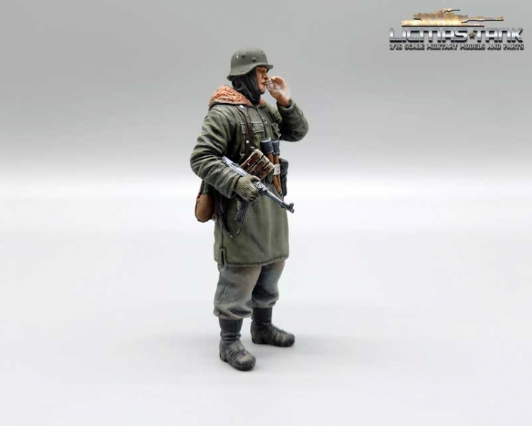 1/16th figure German MP40 soldier with steel helmet and cigarette WW2 ...